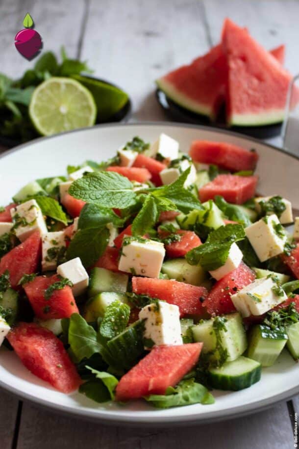 Sommerlicher Genuss: Einfacher Melonen-Gurkensalat mit Feto | DELi Deluxe